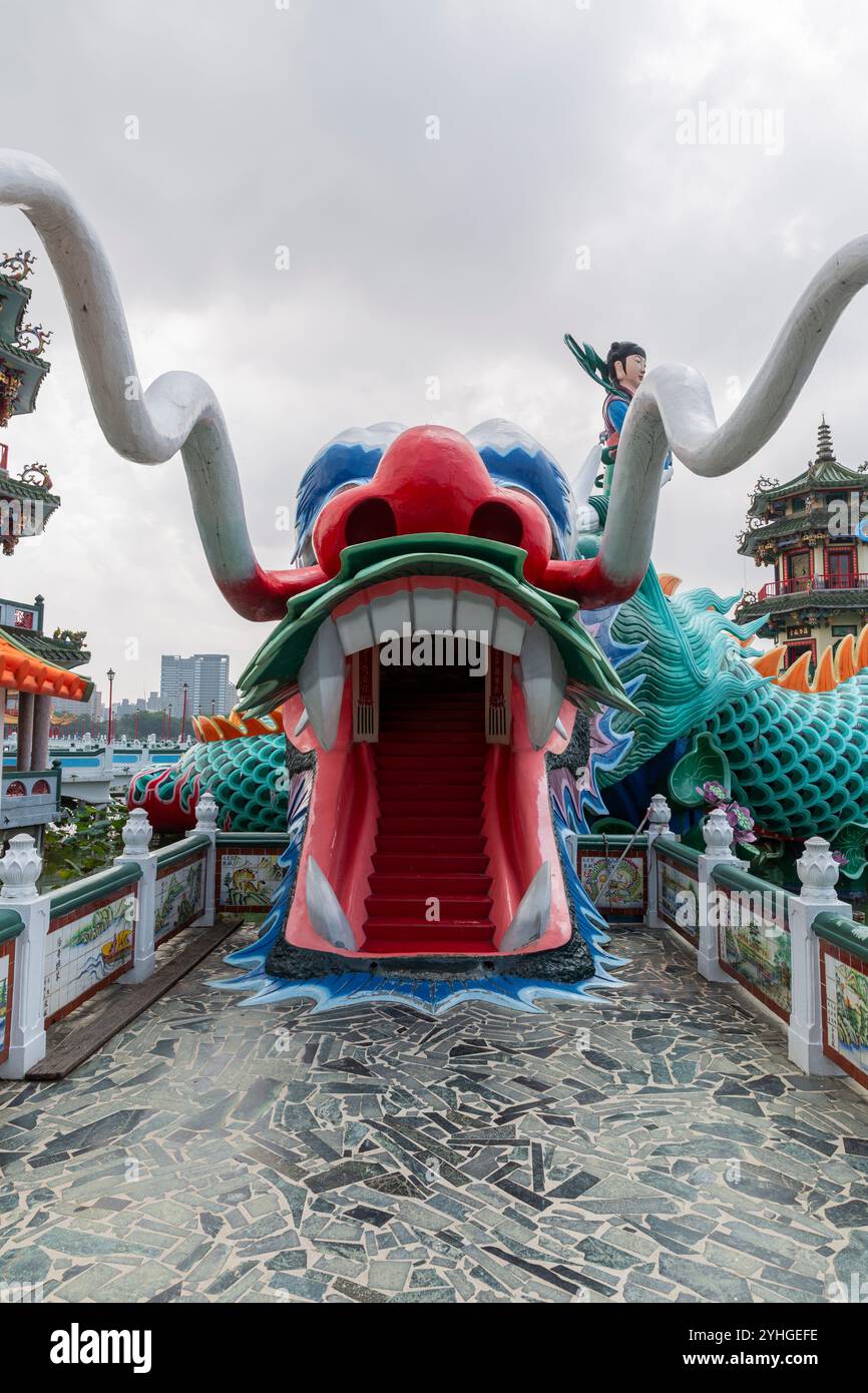 The Dragon and Tiger Pagoda Temple in Kaohsiung, Taiwan Stock Photo - Alamy