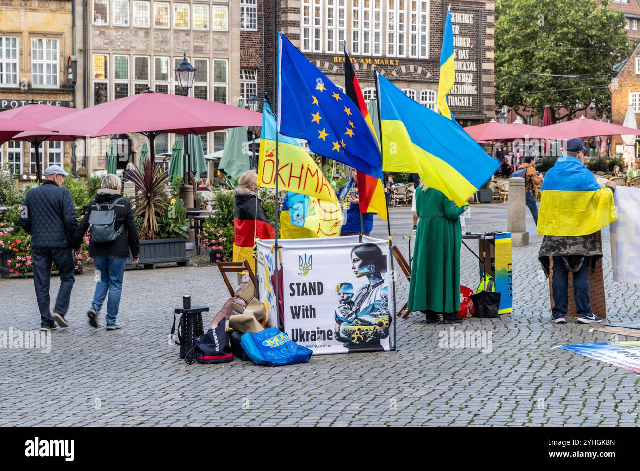 Stand with Ukraine supporters in the historic market square in Bremen ...