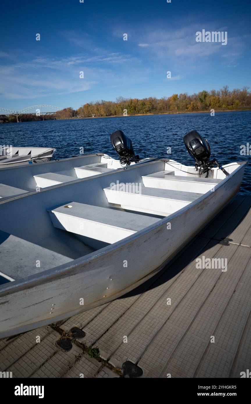 Boats docked on river hi-res stock photography and images - Alamy