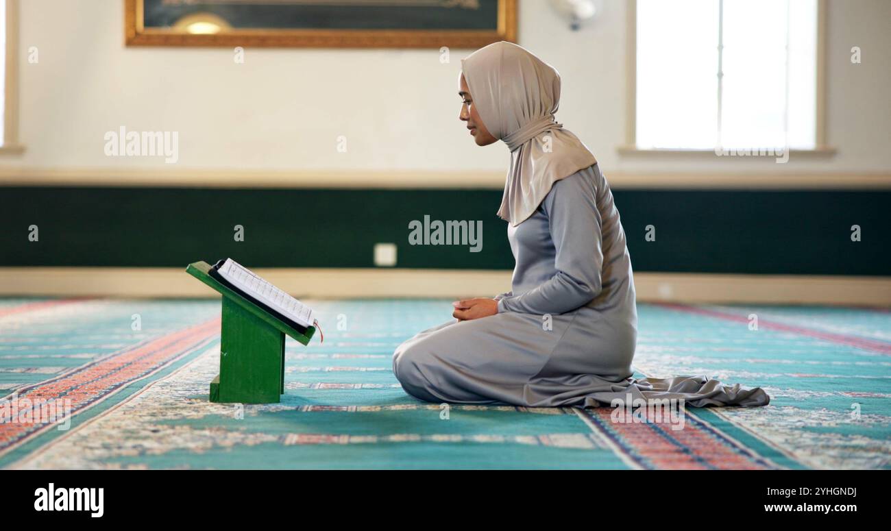 Kneeling profile hi-res stock photography and images - Alamy