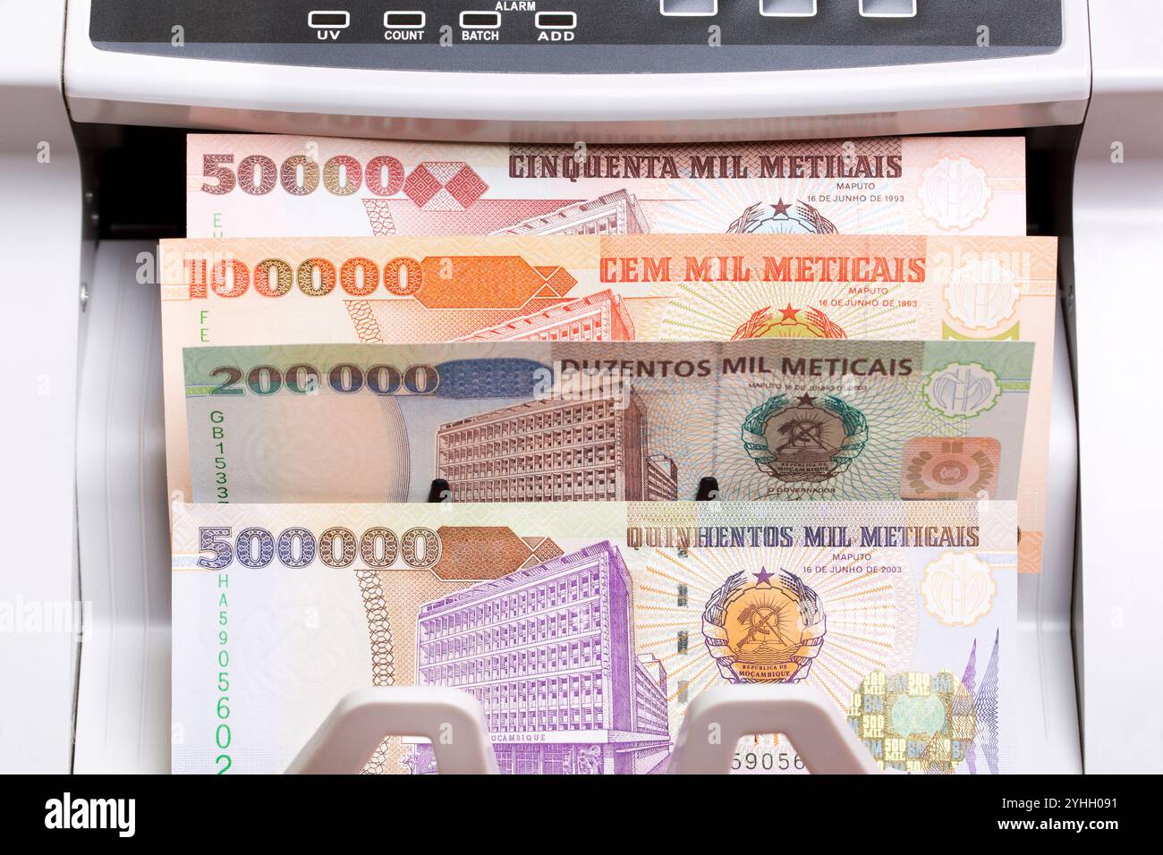 Mozambican money - metical in the counting machine Stock Photo - Alamy