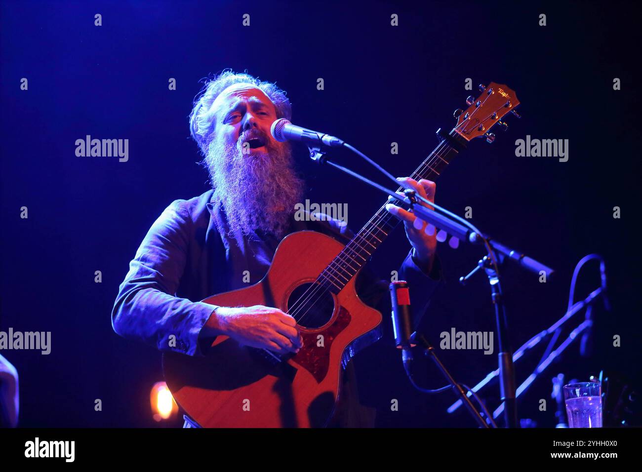 Sam Beam alias Iron & Wine bei einem Konzert im Huxleys Neue Welt in ...