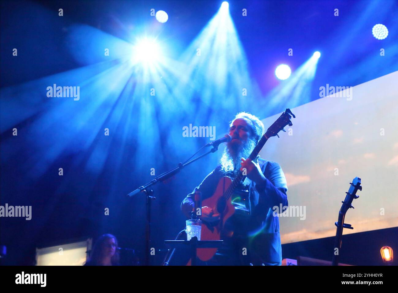 Sam Beam alias Iron & Wine bei einem Konzert im Huxleys Neue Welt in ...