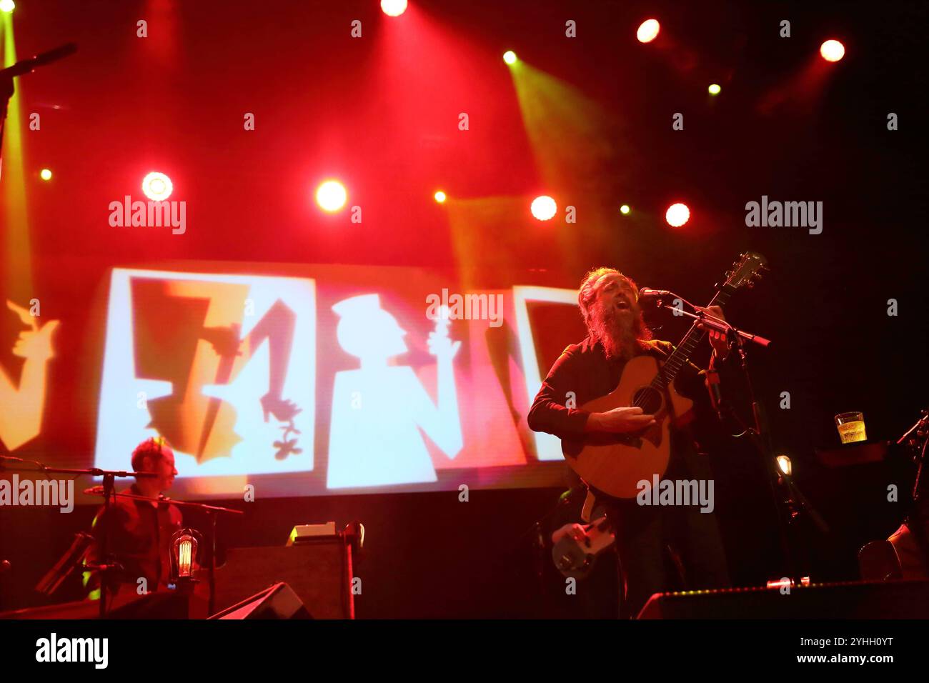 Sam Beam alias Iron & Wine bei einem Konzert im Huxleys Neue Welt in ...