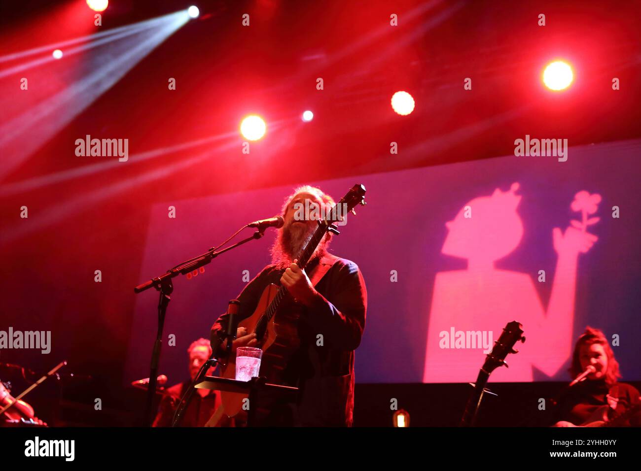 Sam Beam alias Iron & Wine bei einem Konzert im Huxleys Neue Welt in ...