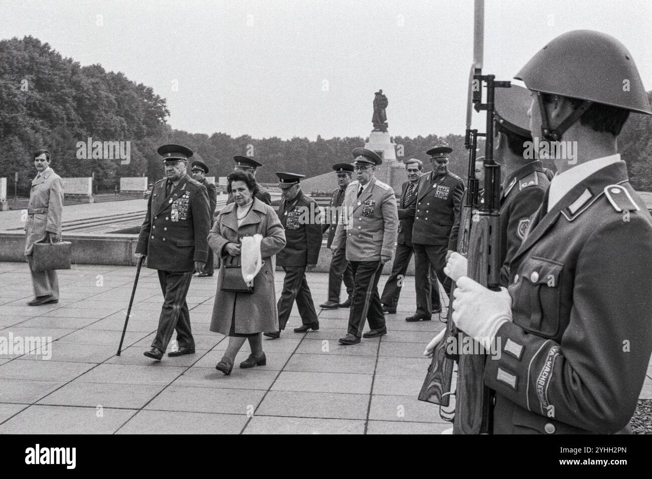 Wassili Tschuikow, Marschall der Sowjetunion, mit der Witwe des ...