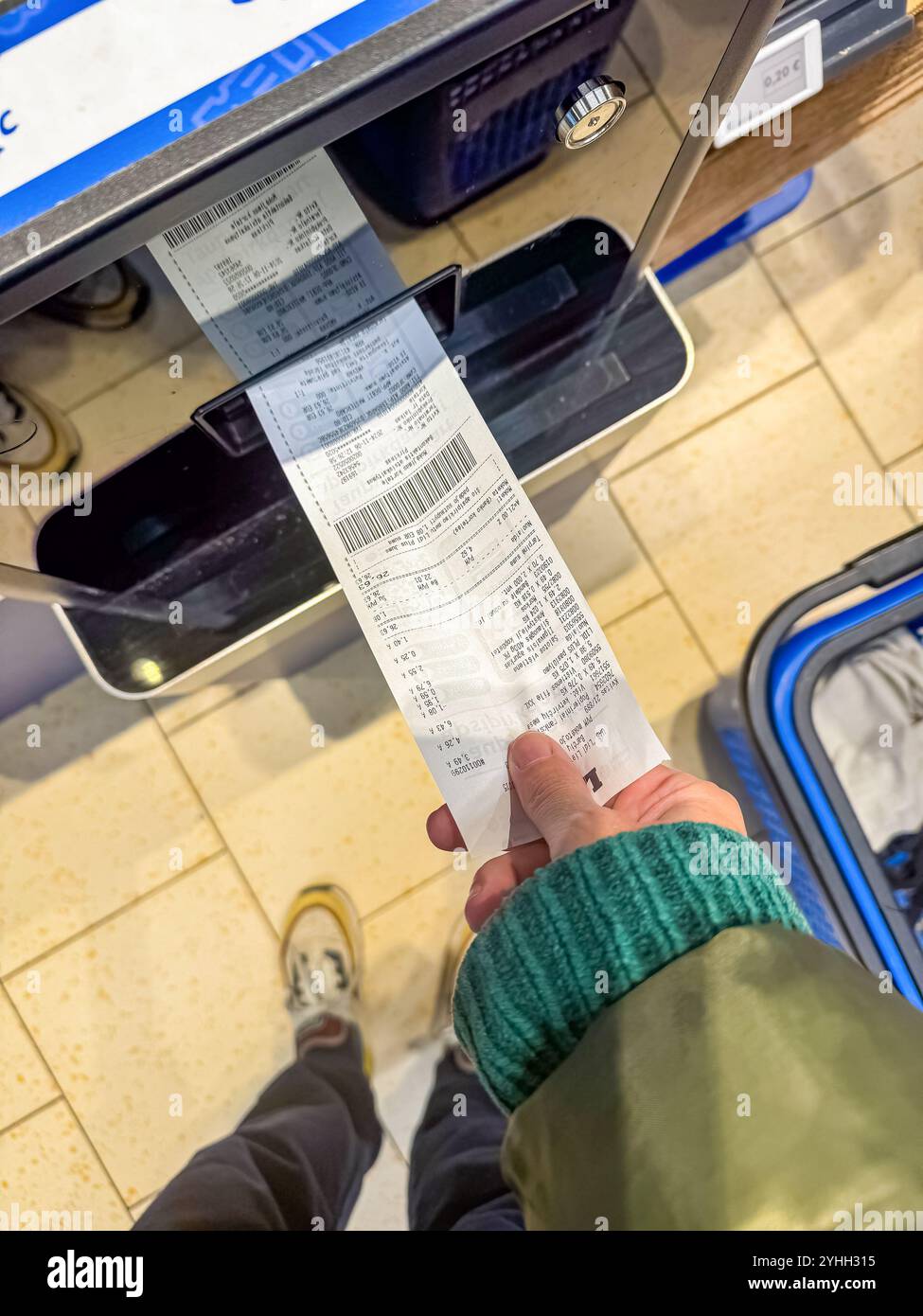 Self checkout kiosk scanner hi-res stock photography and images - Alamy