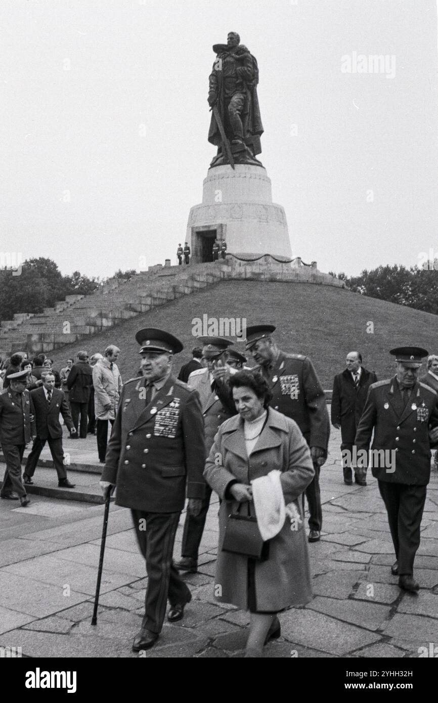 Wassili Tschuikow, Marschall der Sowjetunion, mit der Witwe des ...