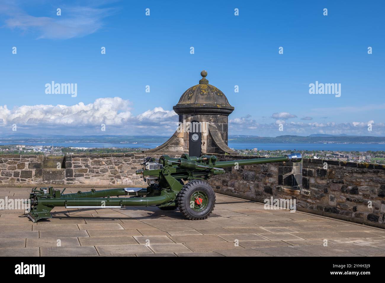 One O'clock Gun at Edinburgh Castle in Scotland, UK Stock Photo - Alamy