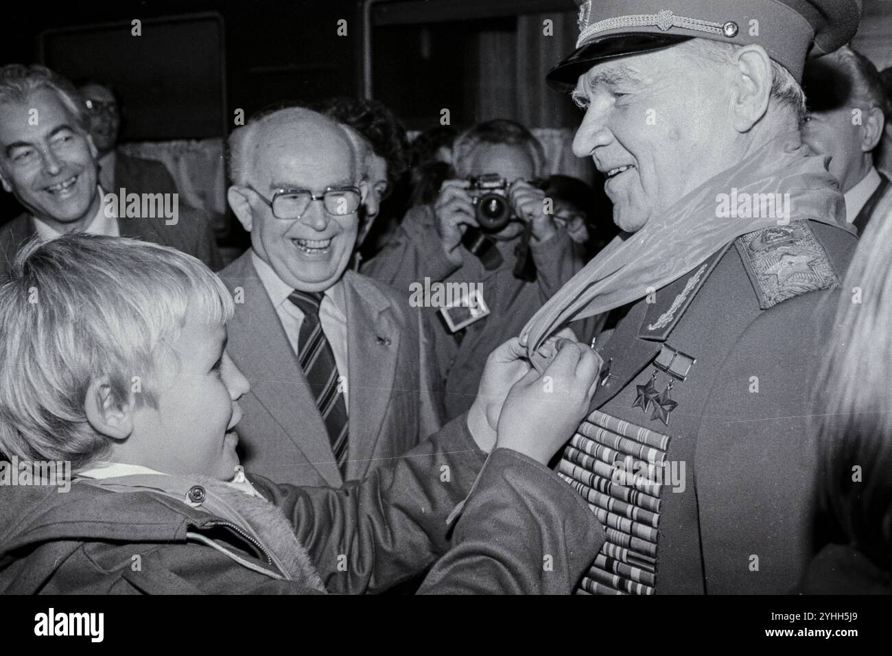 Pioniere verabschieden vor dem Hauptbahnhoh heute Ostbahnhof in Berlin ...