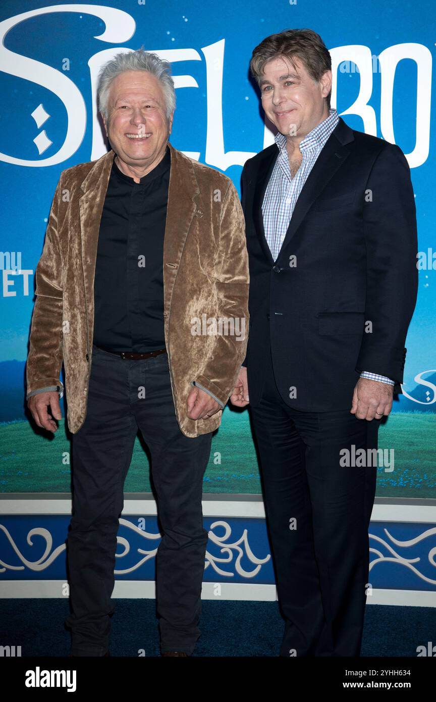 Alan Menken und Glenn Slater bei der Premiere des Netfilx ...