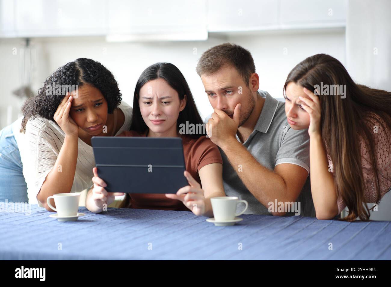 Four teenage friends watching tv hi-res stock photography and images ...
