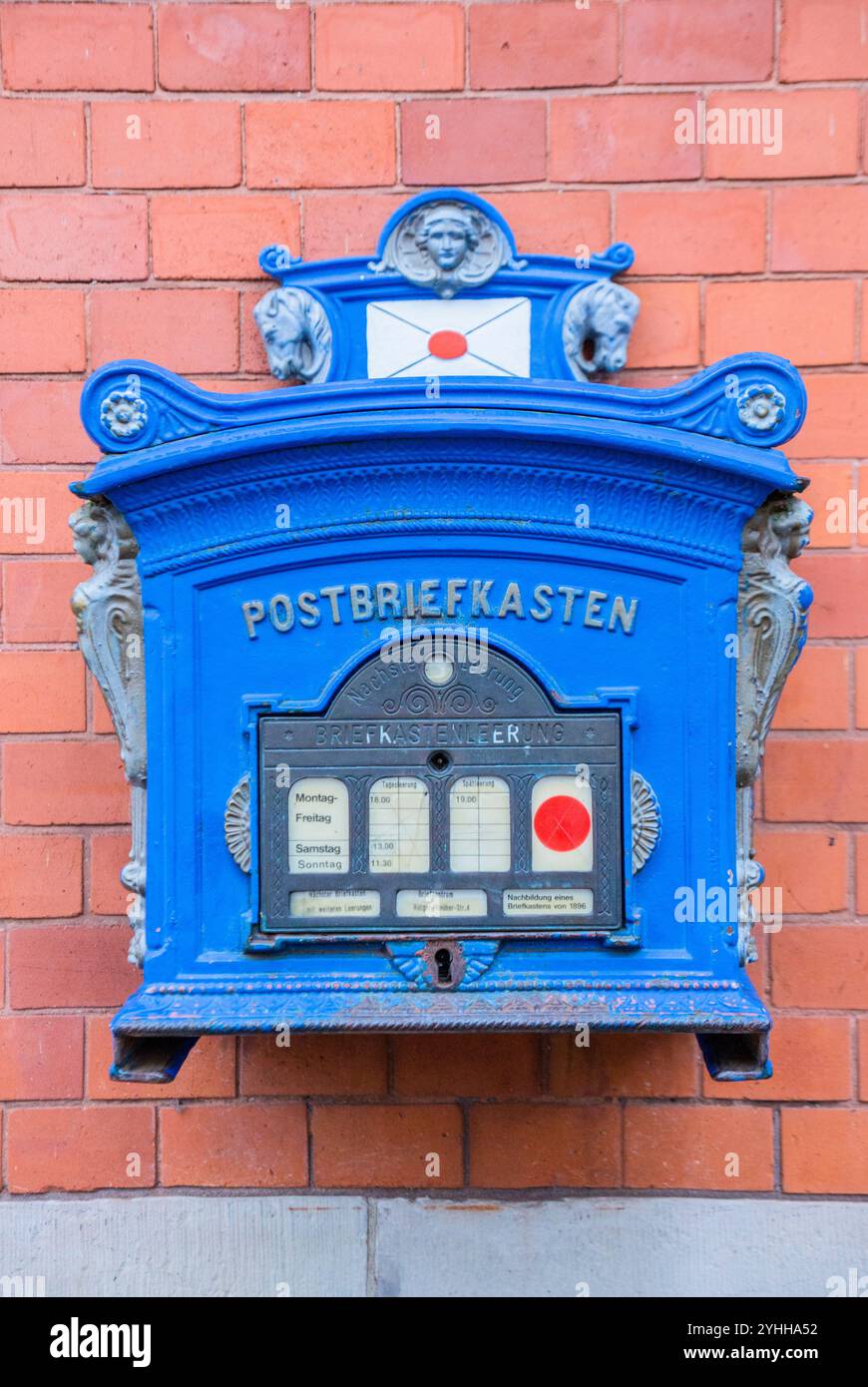 Blue post it hi-res stock photography and images - Alamy