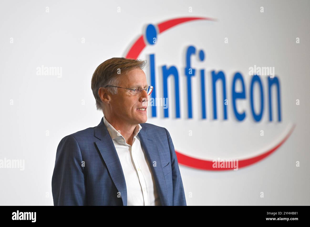 Neubiberg. 12th Nov, 2024. Jochen Hanebeck (CEO) in front of the ...