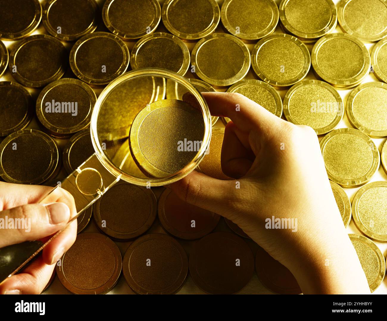 2018 magnifying glass hi-res stock photography and images - Alamy