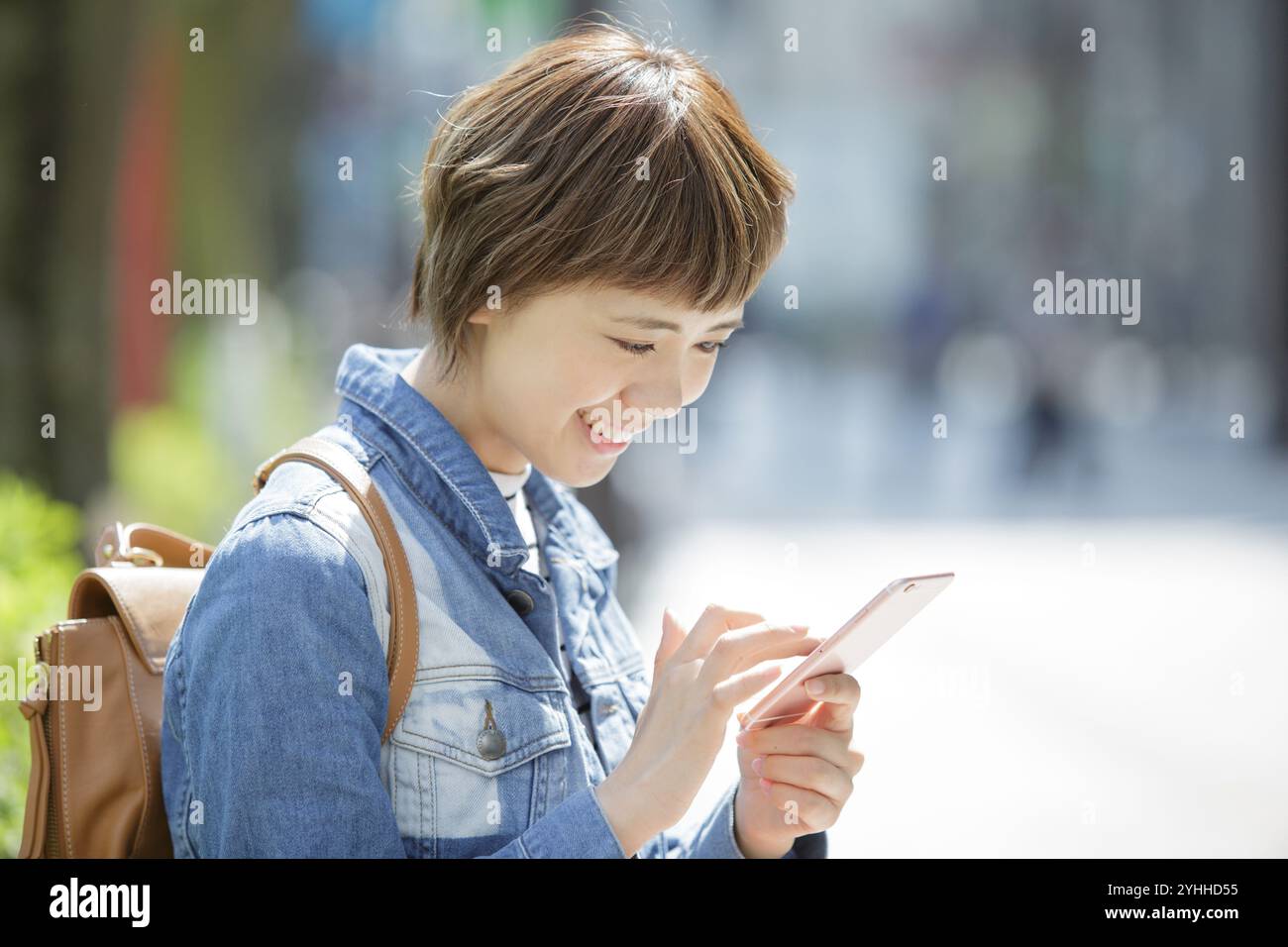 University students using smartphones outside Stock Photo - Alamy