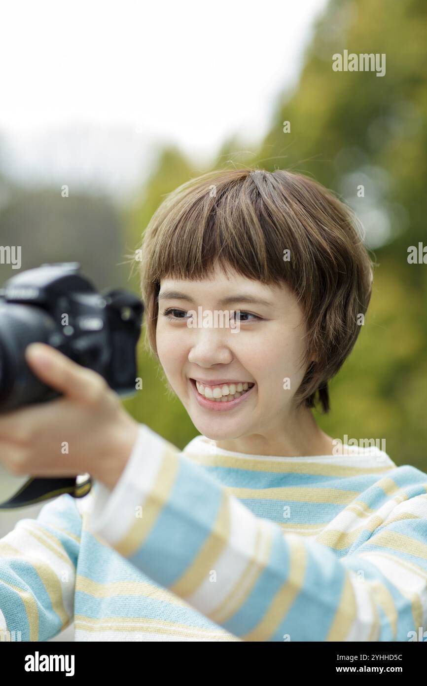 Woman filming hi-res stock photography and images - Alamy