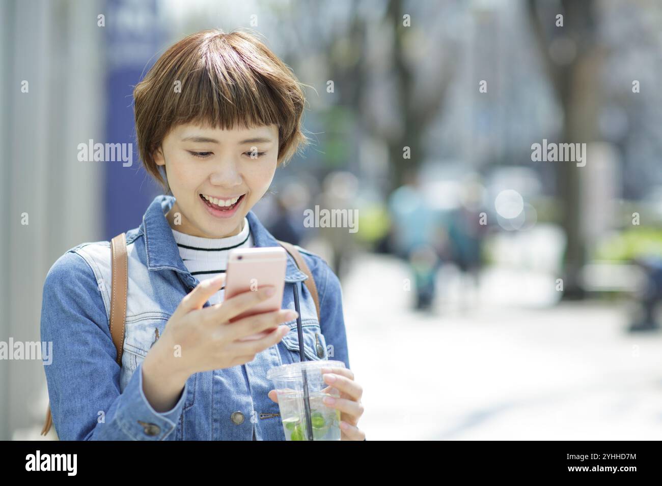 University students using smartphones outside Stock Photo - Alamy