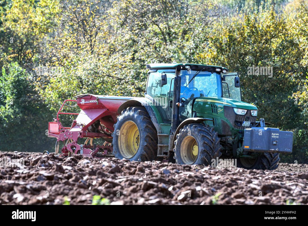 Ein Landwirt pfluegt einen Acker. Foto : Winfried Rothermel *** A ...