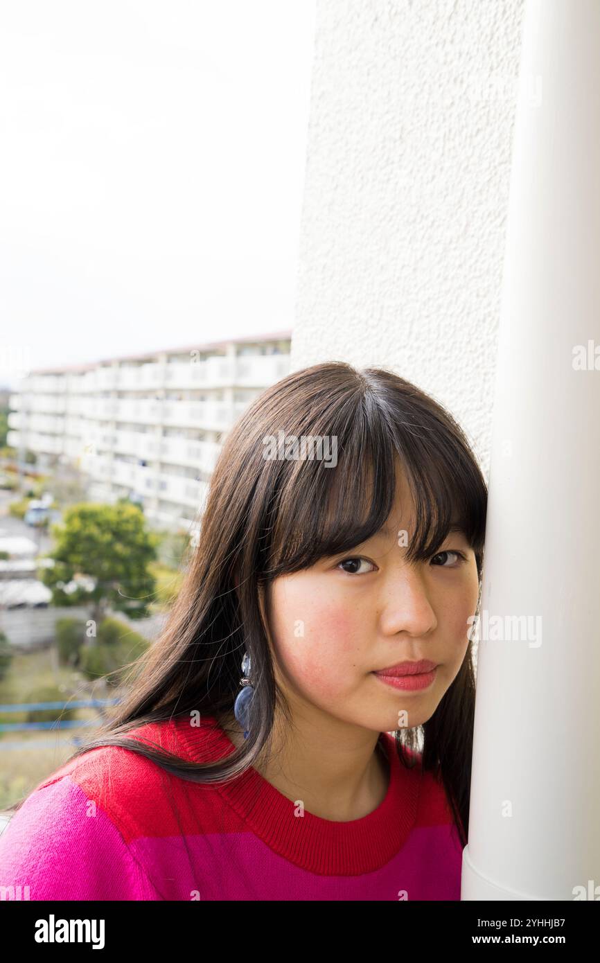 Leaning against white wall hi-res stock photography and images - Alamy