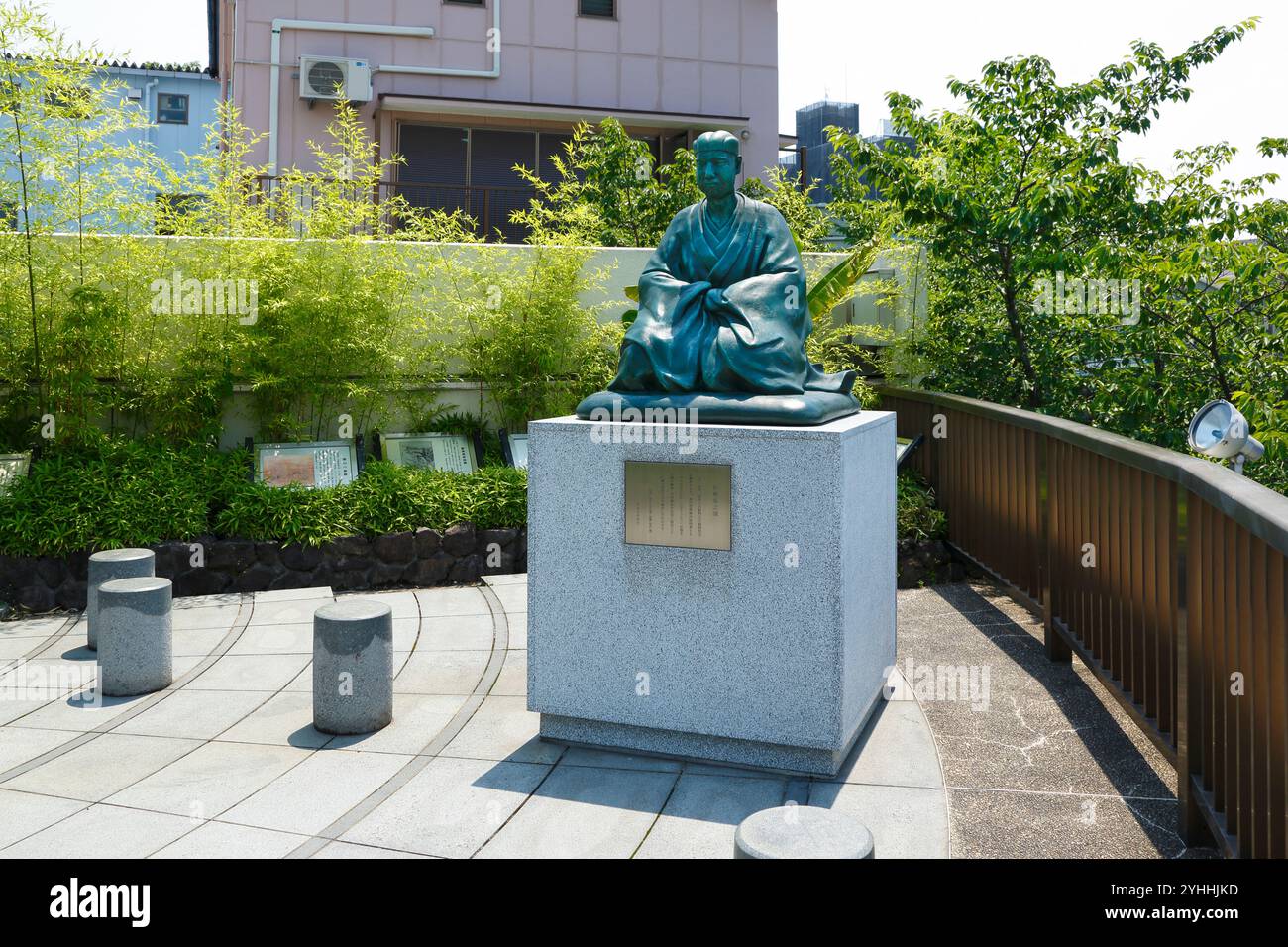 Seated human figure hi-res stock photography and images - Alamy