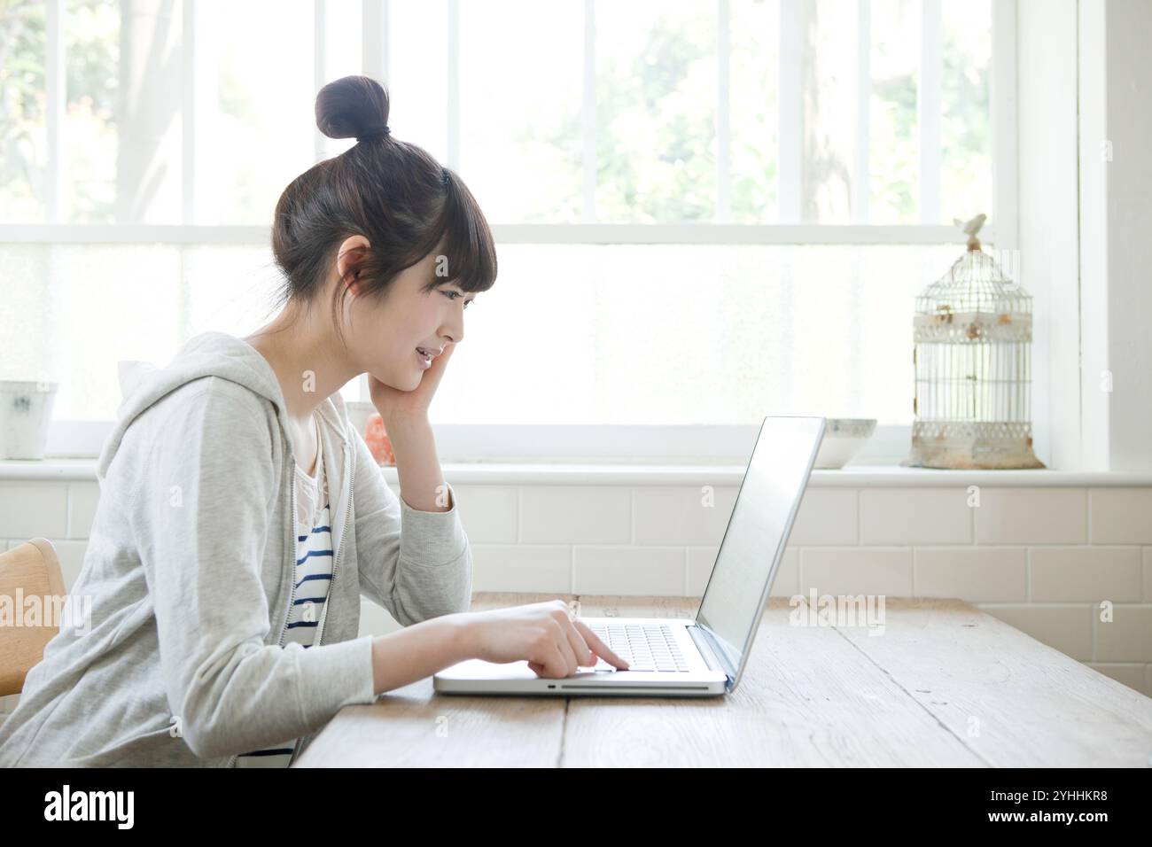 Teenage female university student using a computer Stock Photo - Alamy