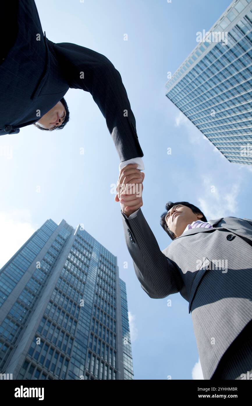 Boss and subordinate shaking hands Stock Photo - Alamy
