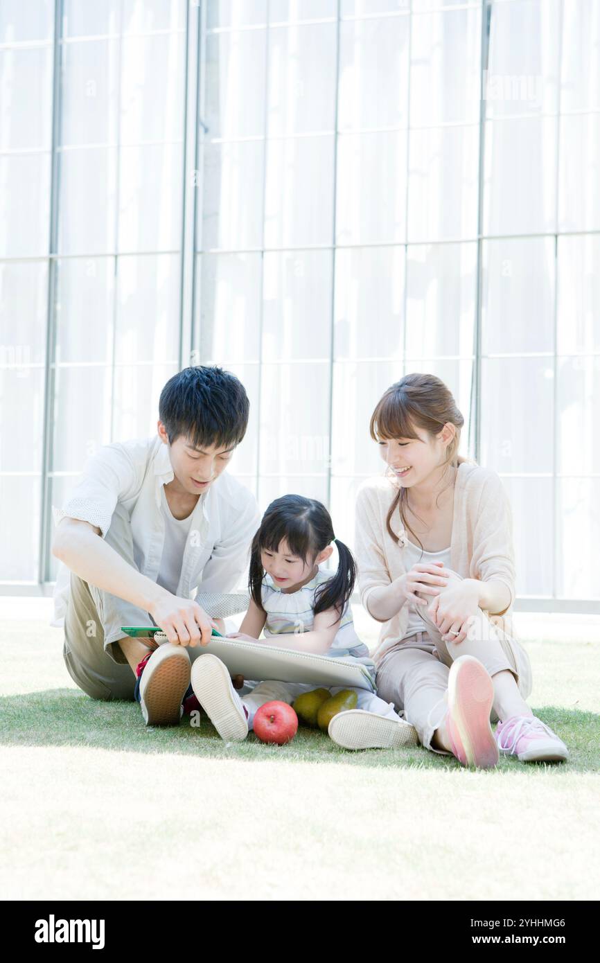 Child and parents drawing in sketchbook Stock Photo - Alamy