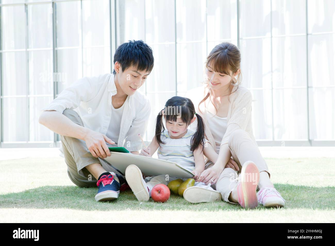 Child and parents drawing in sketchbook Stock Photo - Alamy