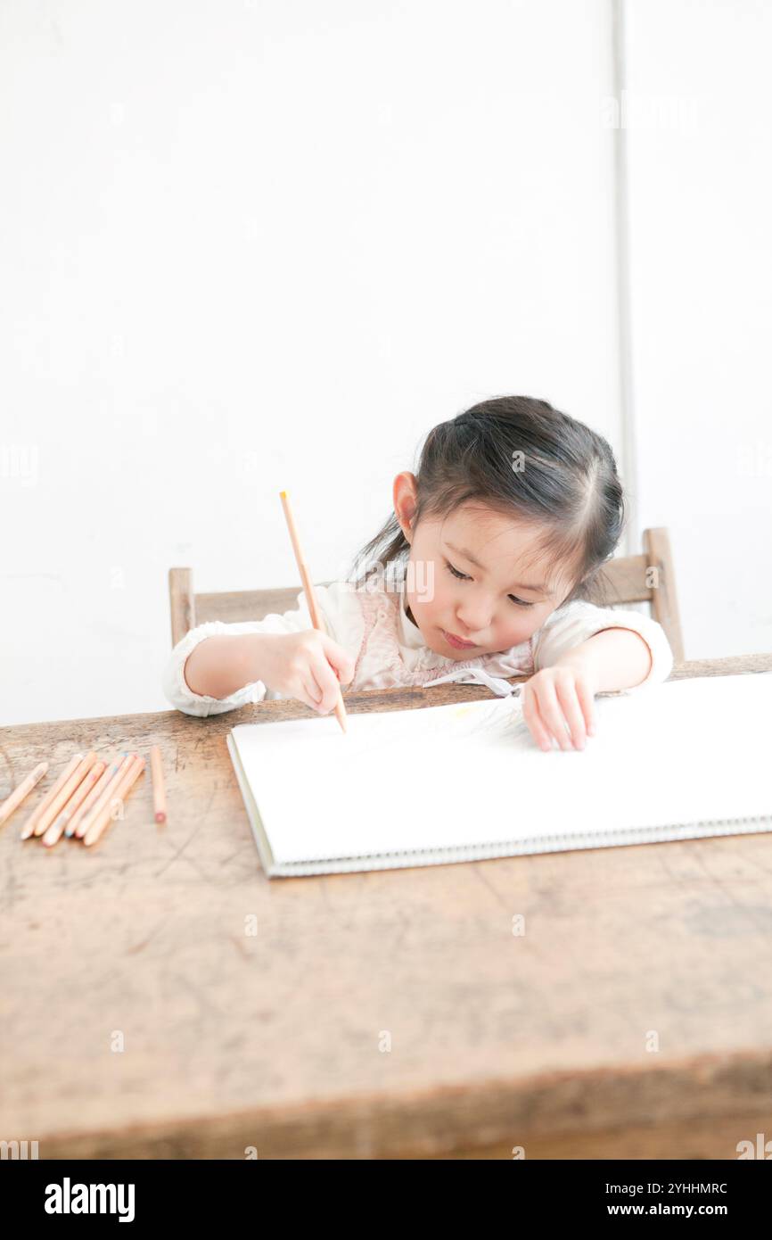 Girl drawing a picture Stock Photo - Alamy