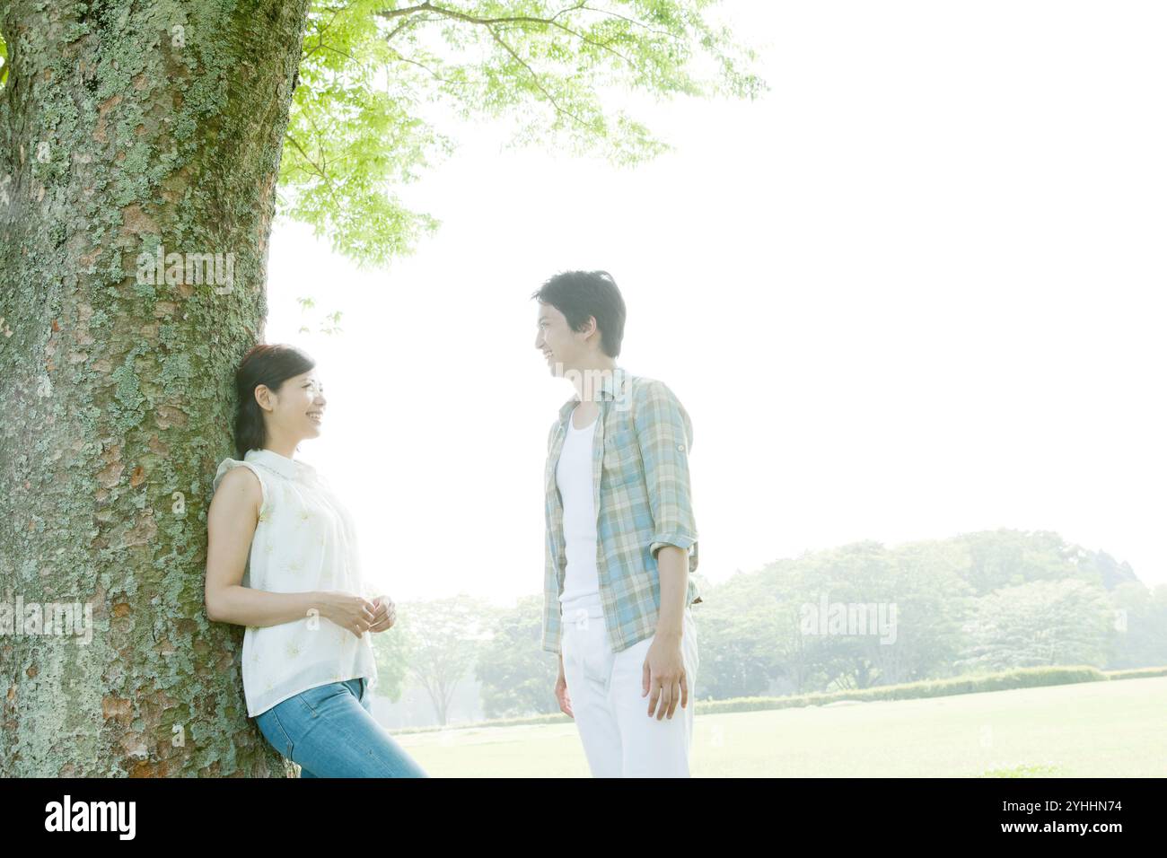 Two people under shade tree hi-res stock photography and images - Alamy