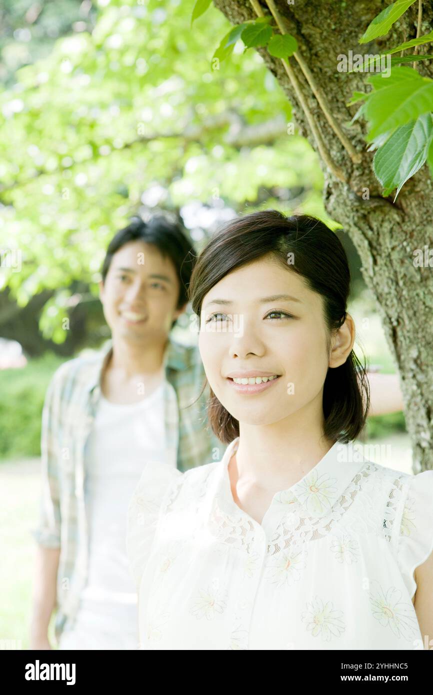 Two people under shade tree hi-res stock photography and images - Alamy
