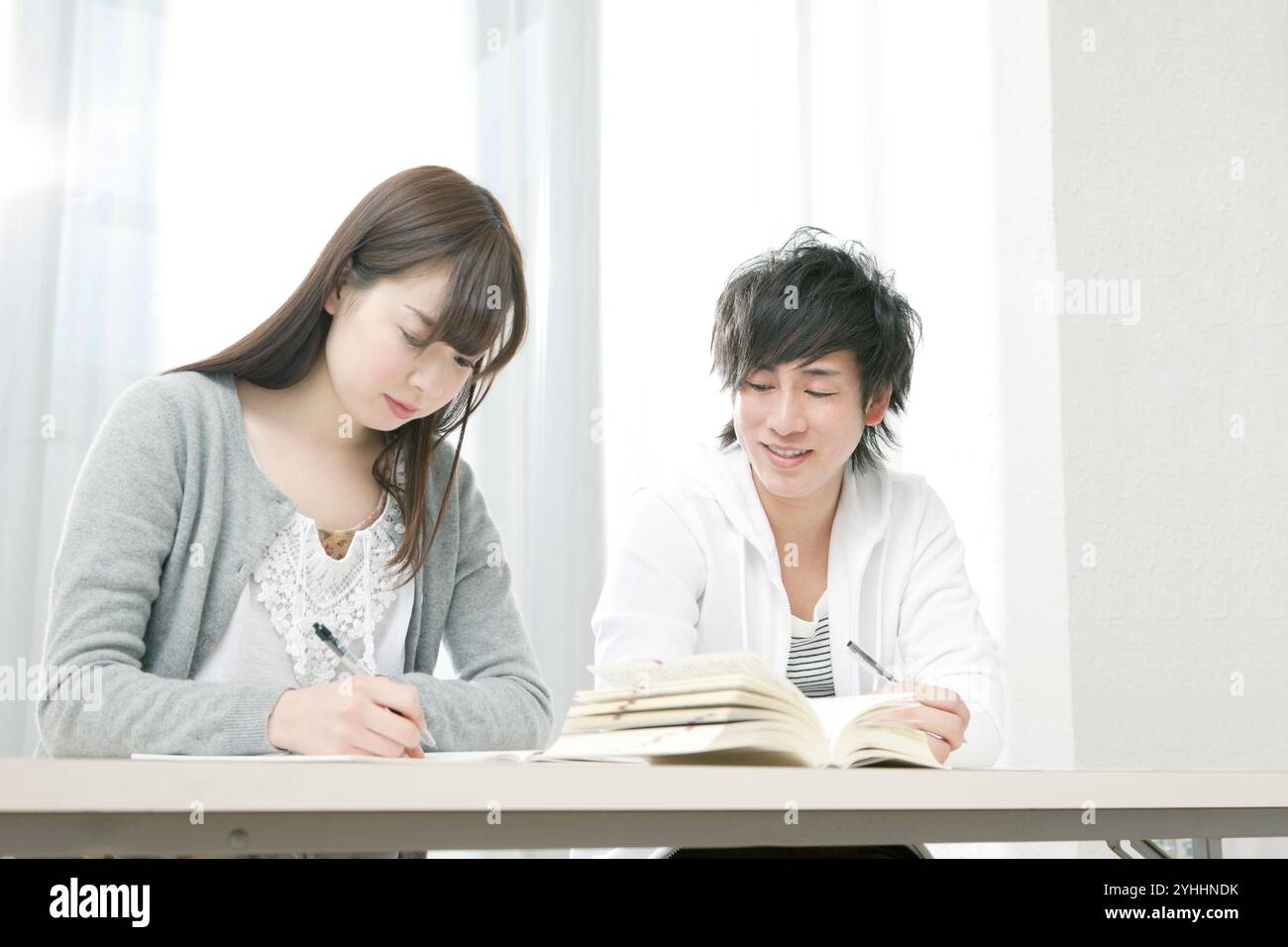 Couple studio hi-res stock photography and images - Alamy