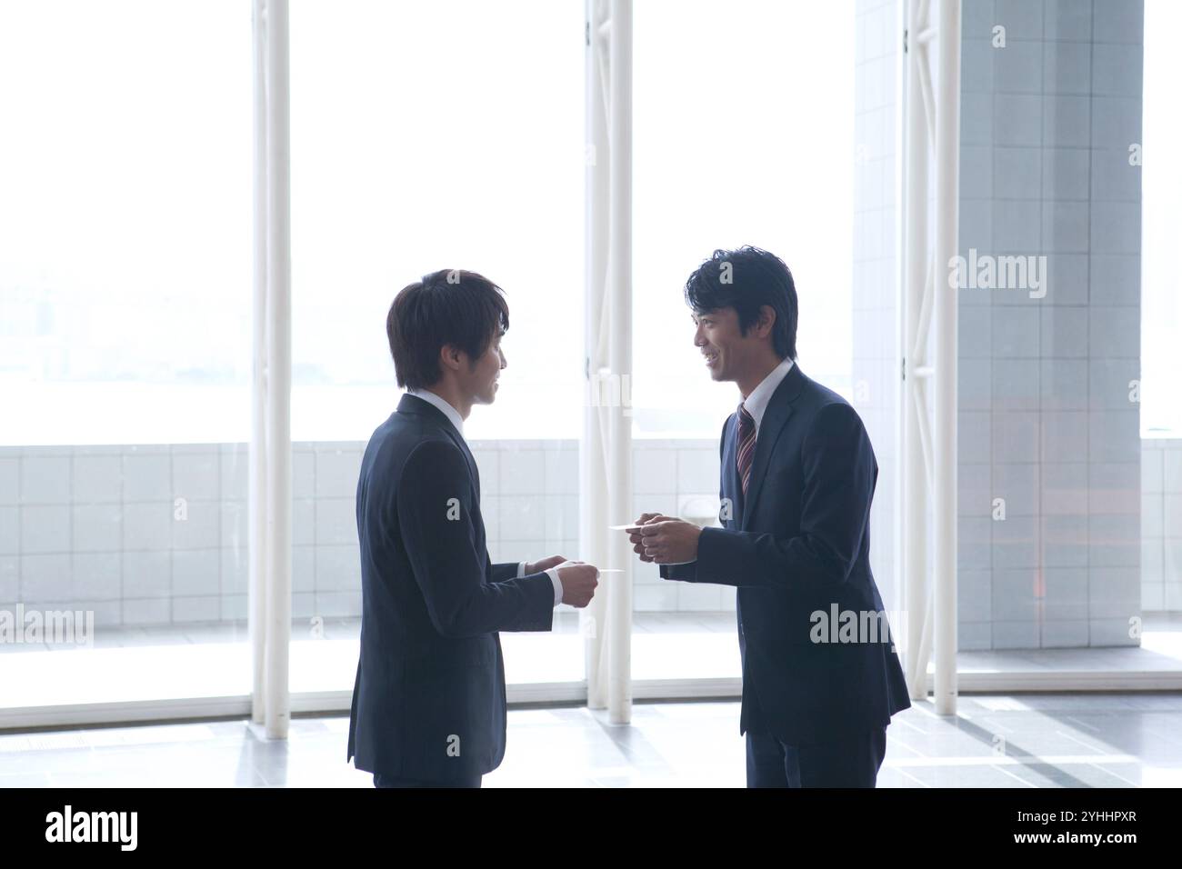 Two businessmen exchanging business cards Stock Photo - Alamy