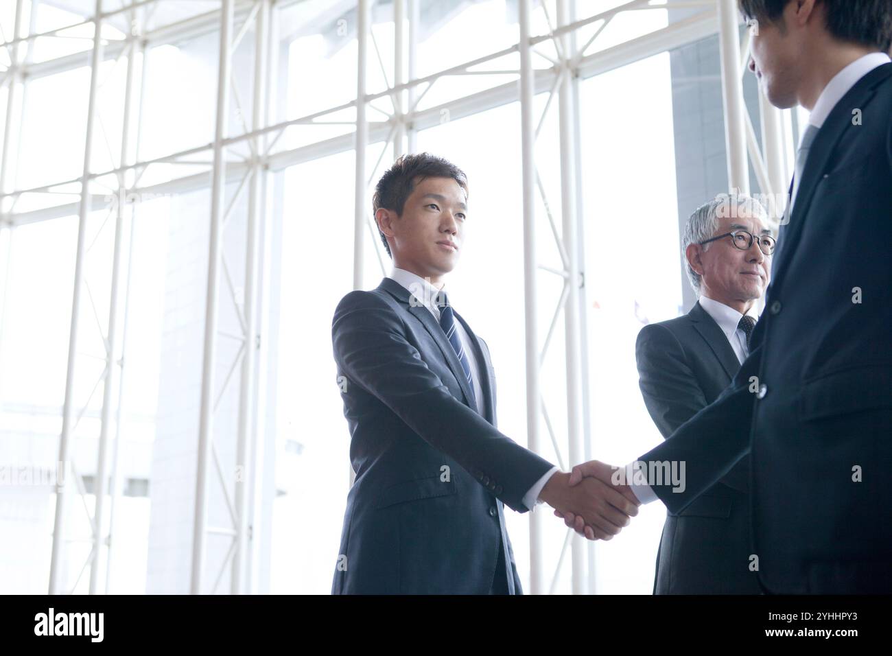 Face to face shaking hands hi-res stock photography and images - Alamy