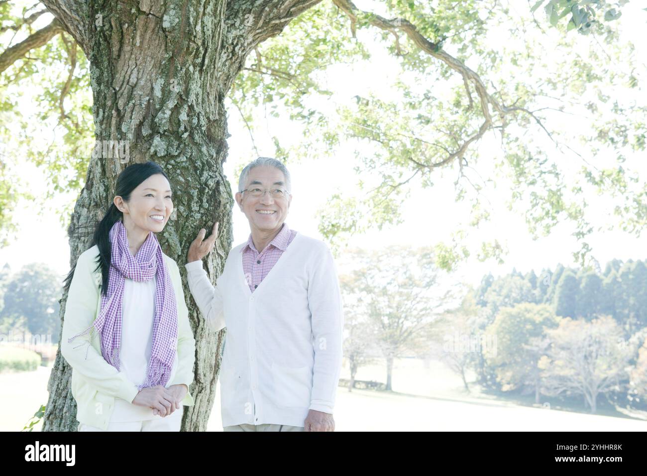 Two people under shade tree hi-res stock photography and images - Alamy