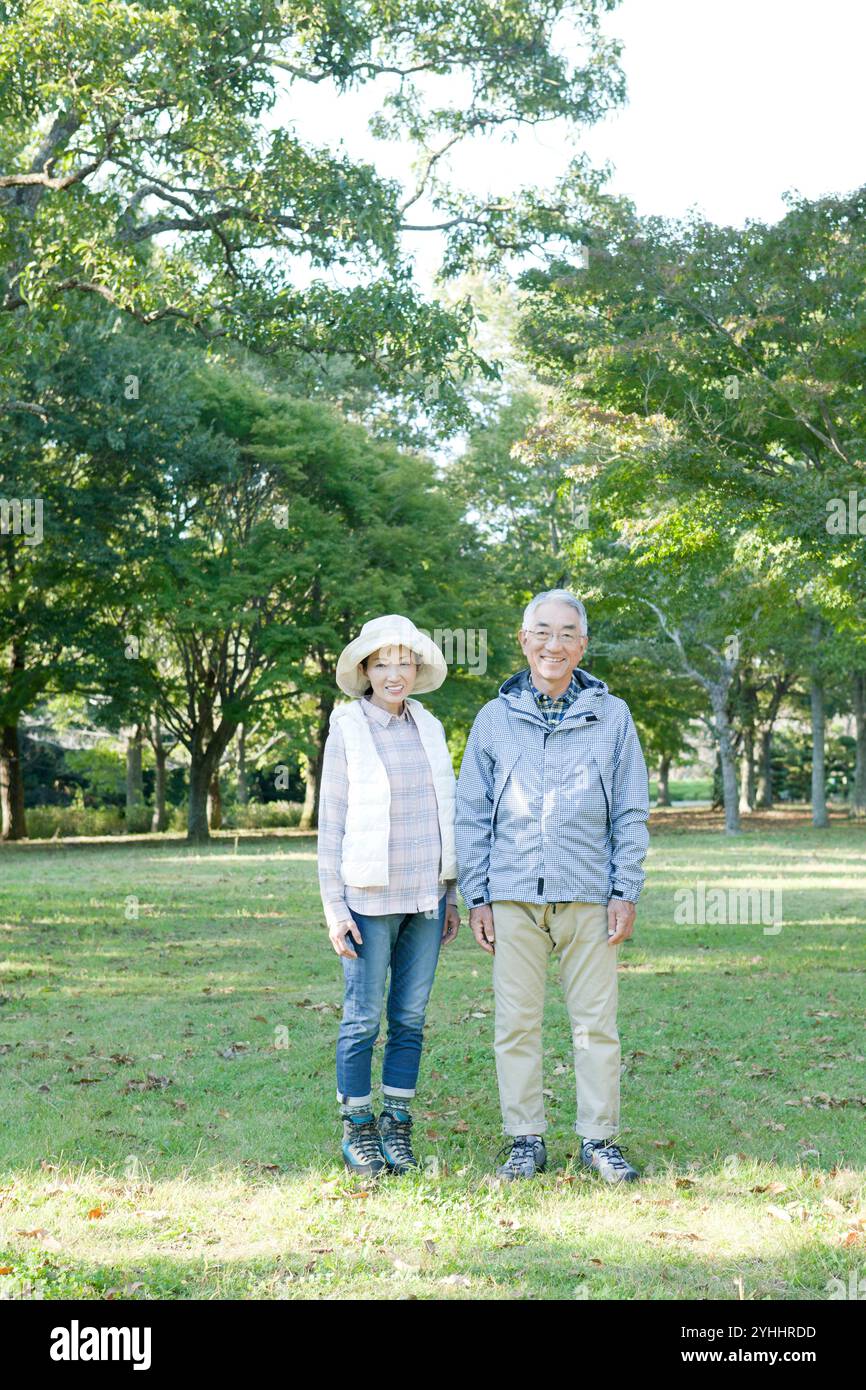 Couple in park 50s hi-res stock photography and images - Alamy