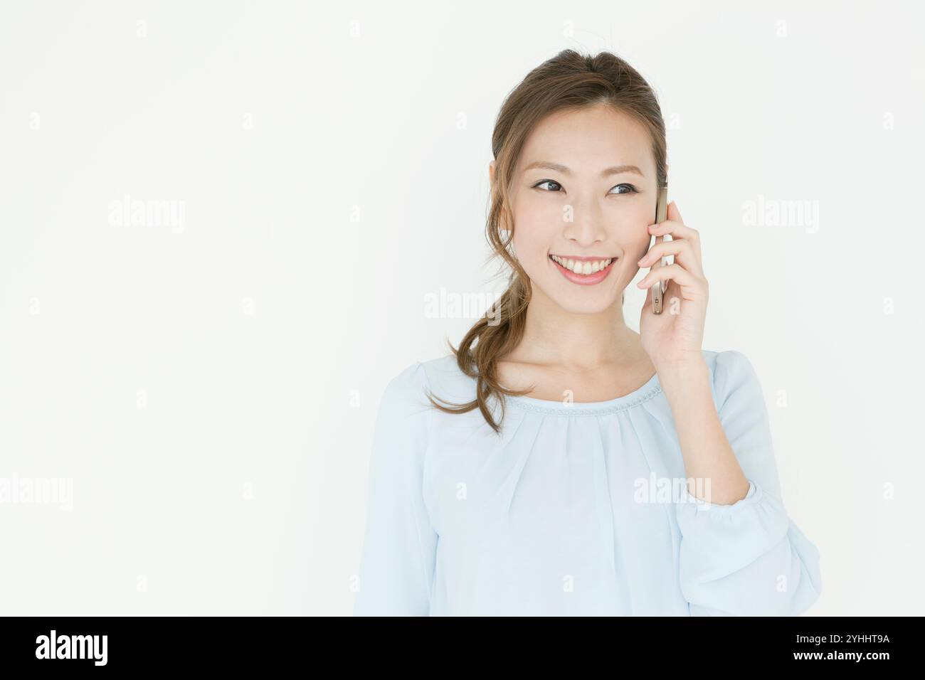 Woman in her 20s using a mobile phone Stock Photo - Alamy