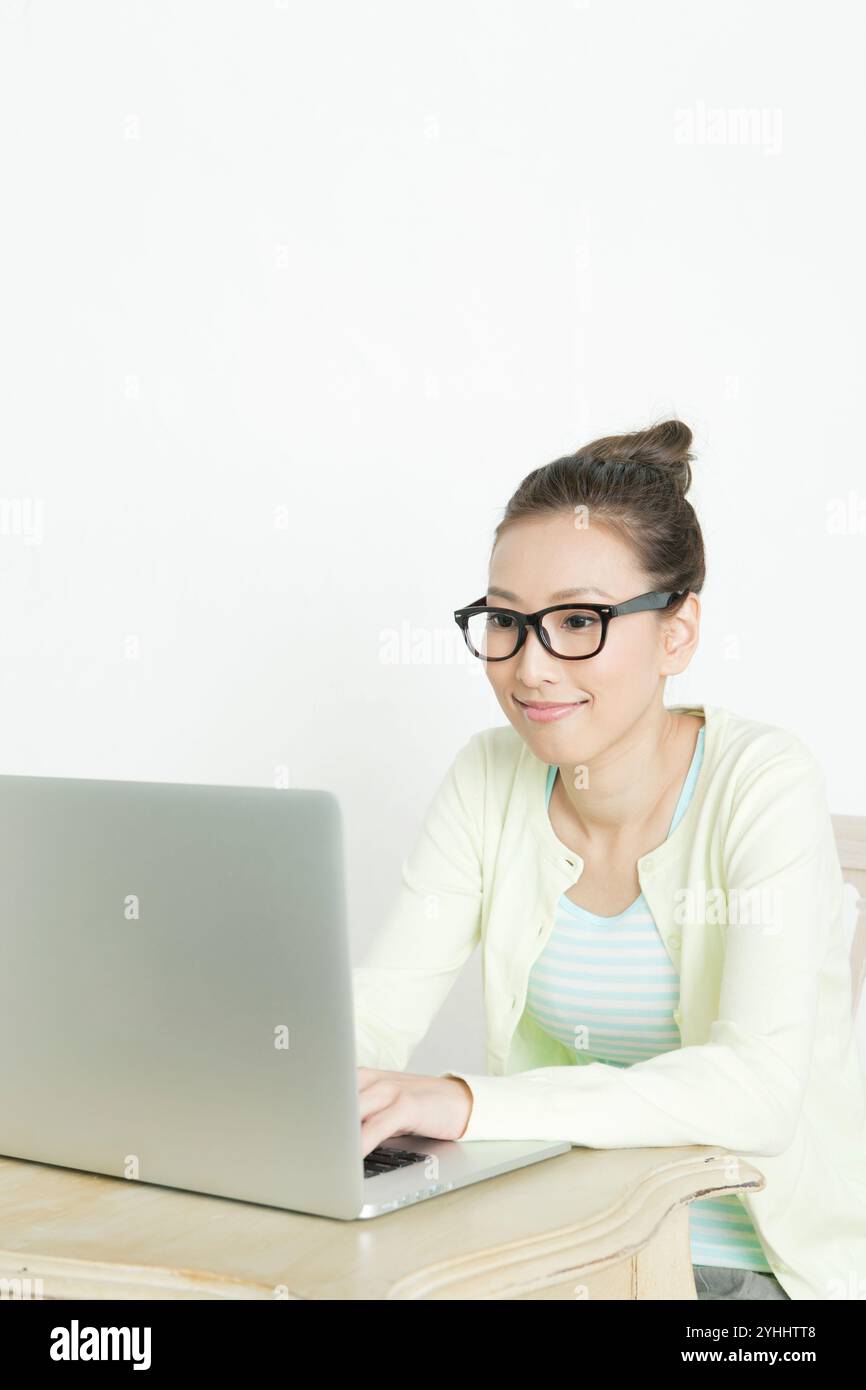 In 20s woman operating computer hi-res stock photography and images - Alamy