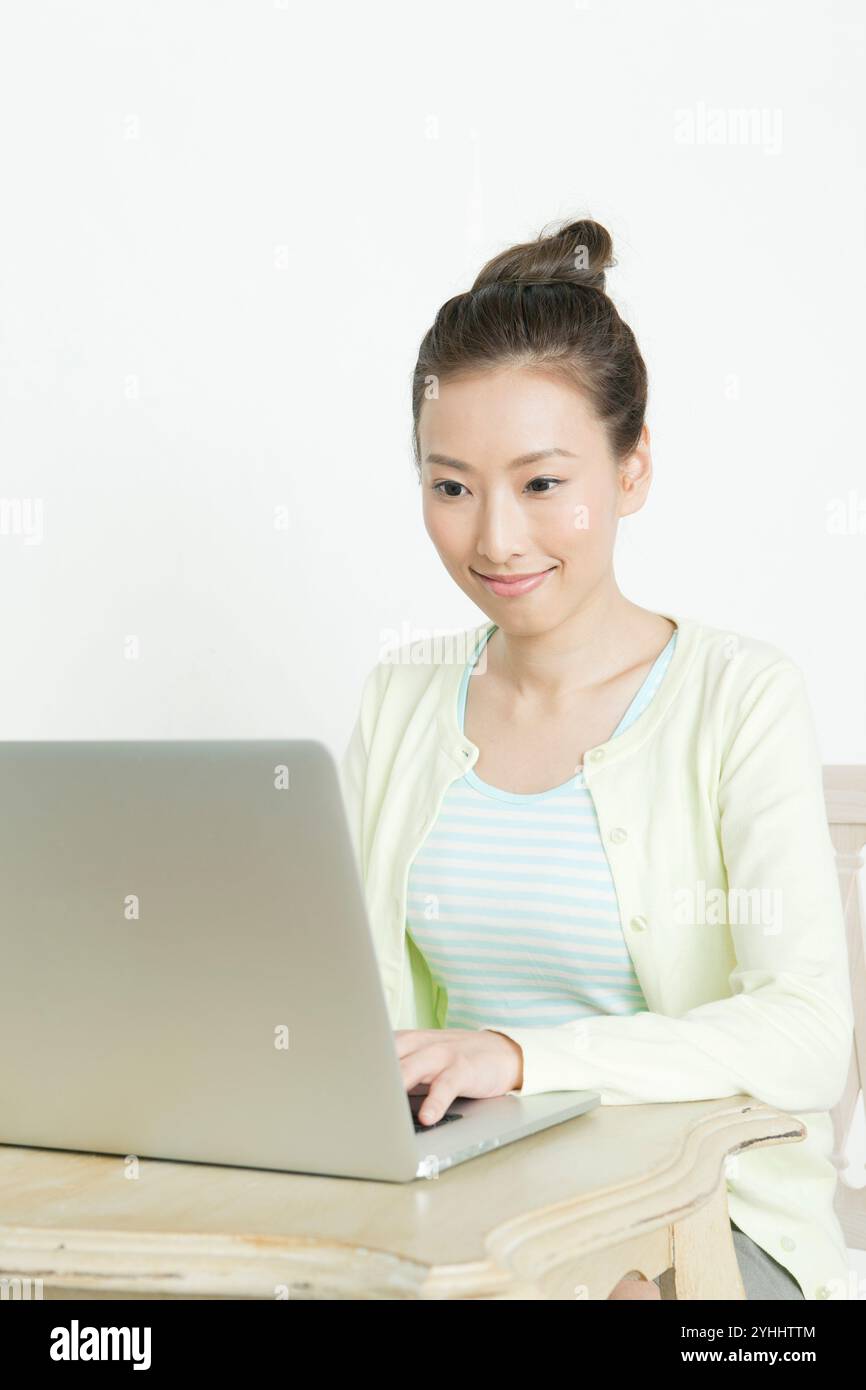 In 20s woman operating computer hi-res stock photography and images - Alamy