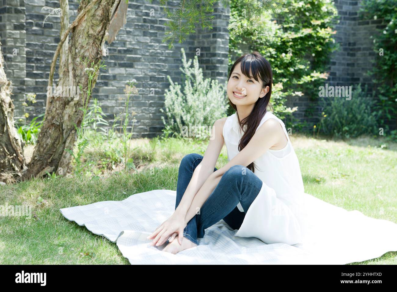 Picnic courtyard hi-res stock photography and images - Alamy