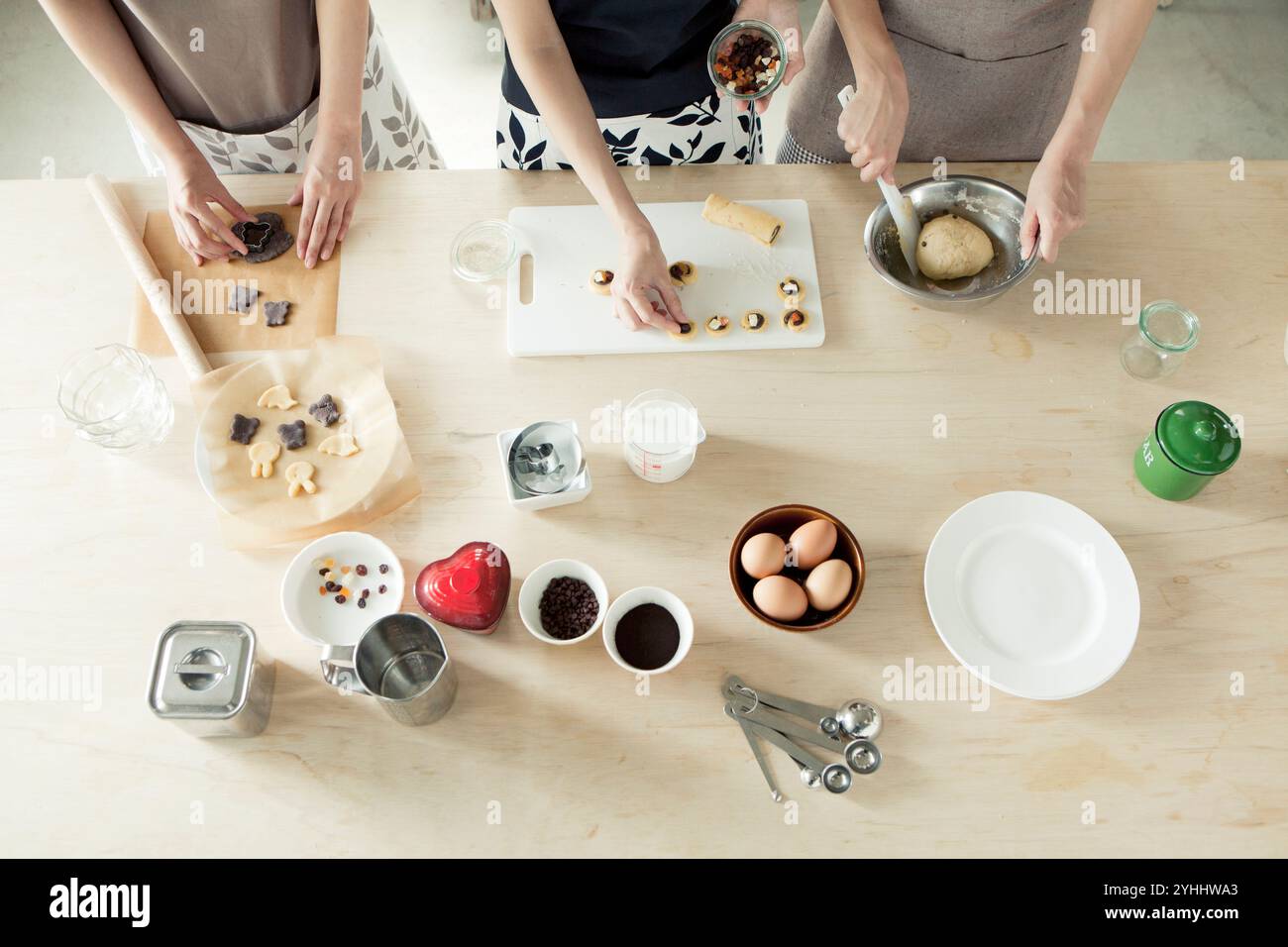 Hand spoon up hi-res stock photography and images - Alamy