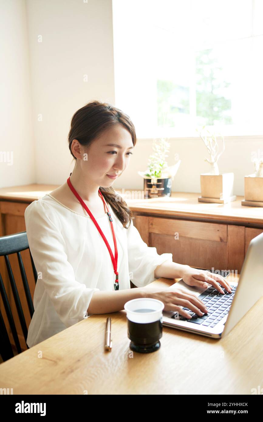 Woman in her 20s using a computer Stock Photo - Alamy