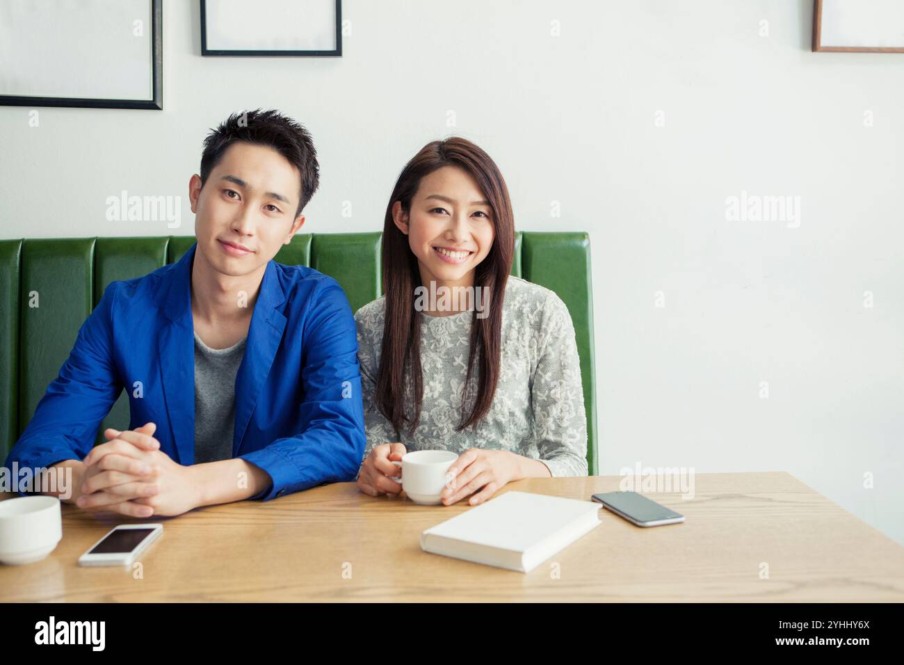 Black smartphone two cameras hi-res stock photography and images - Alamy