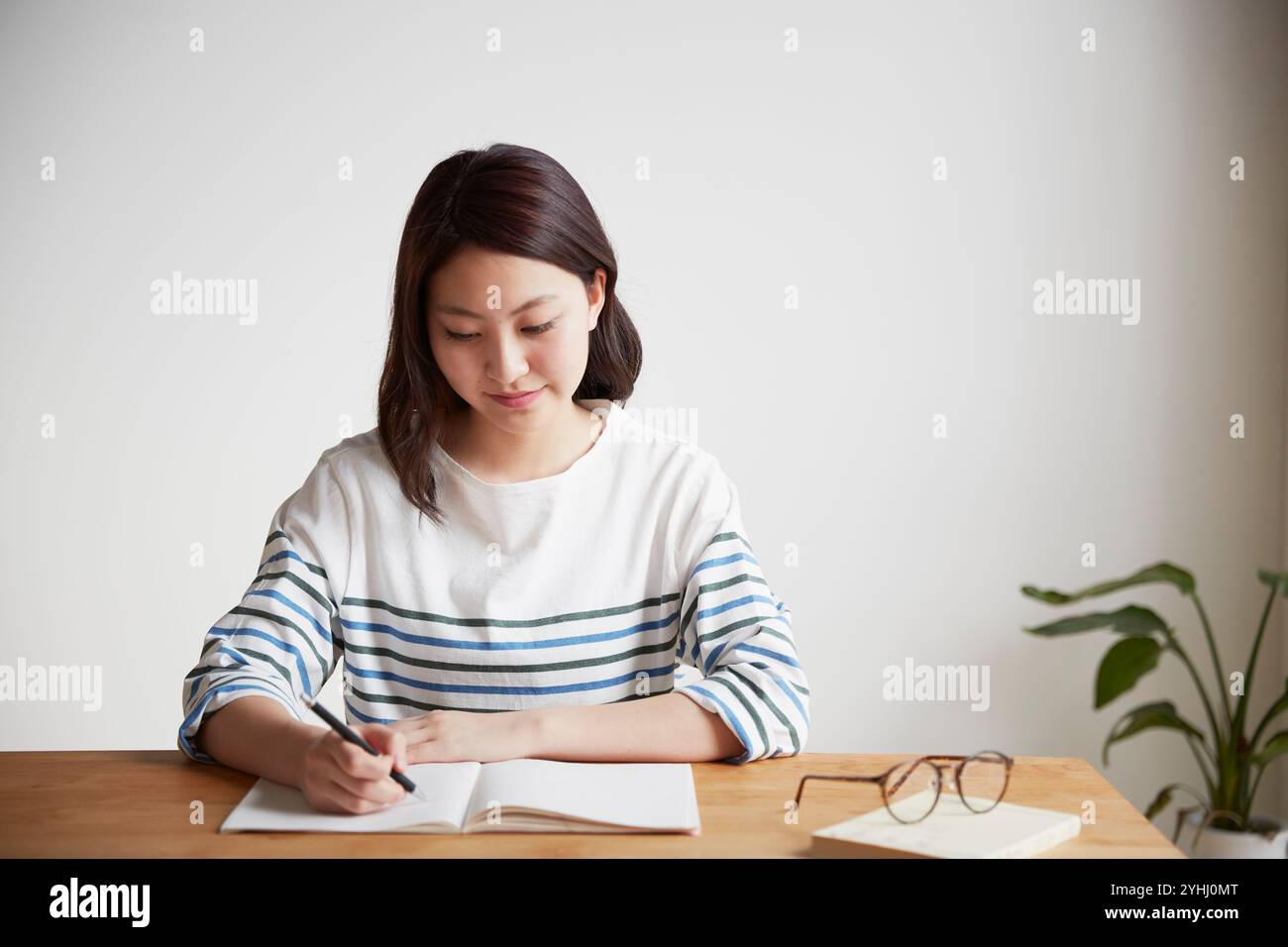 Young woman writing hi-res stock photography and images - Alamy