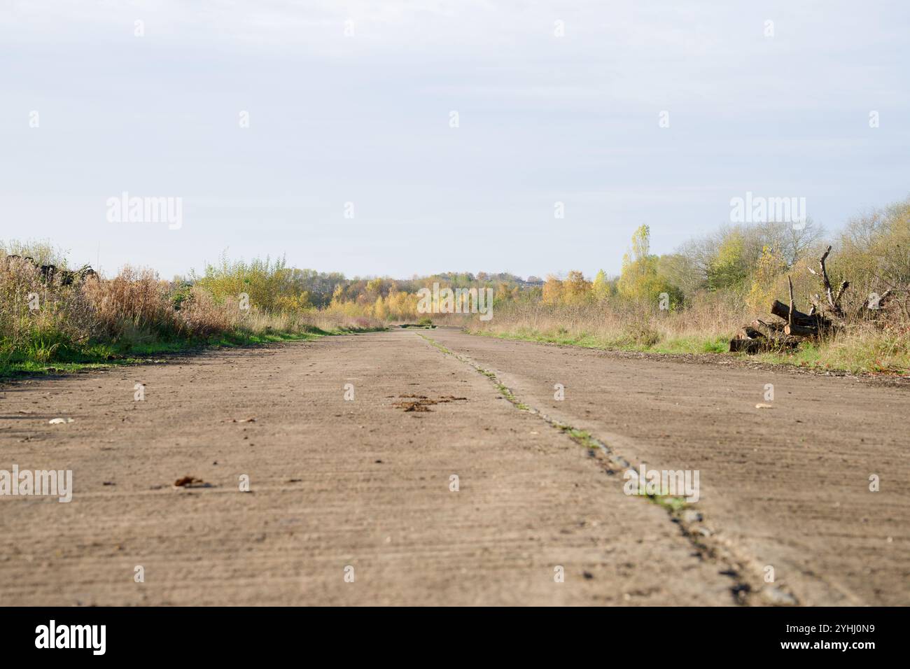 Long road through desert hi-res stock photography and images - Alamy