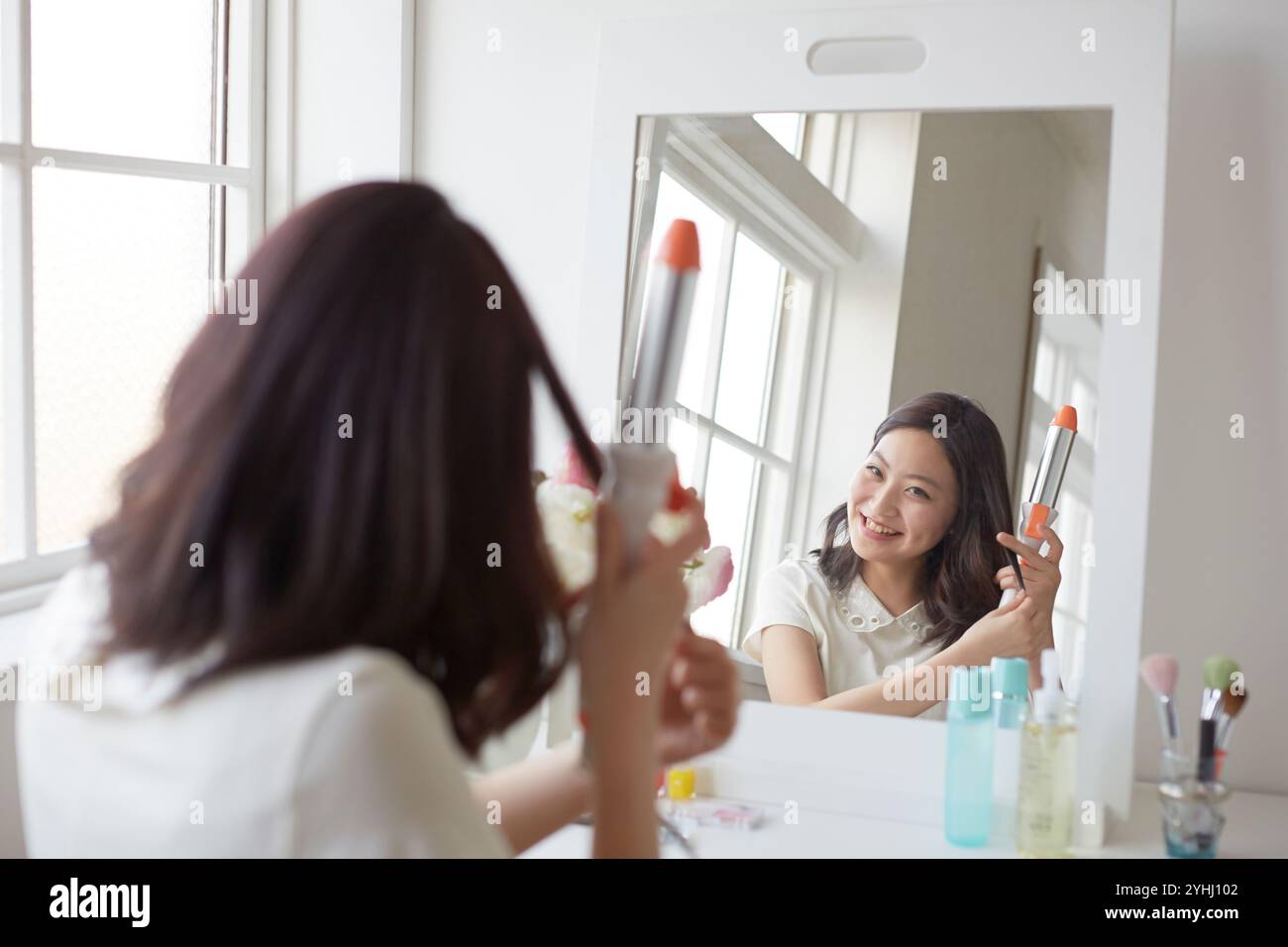 Hair styling mirror hi-res stock photography and images - Alamy