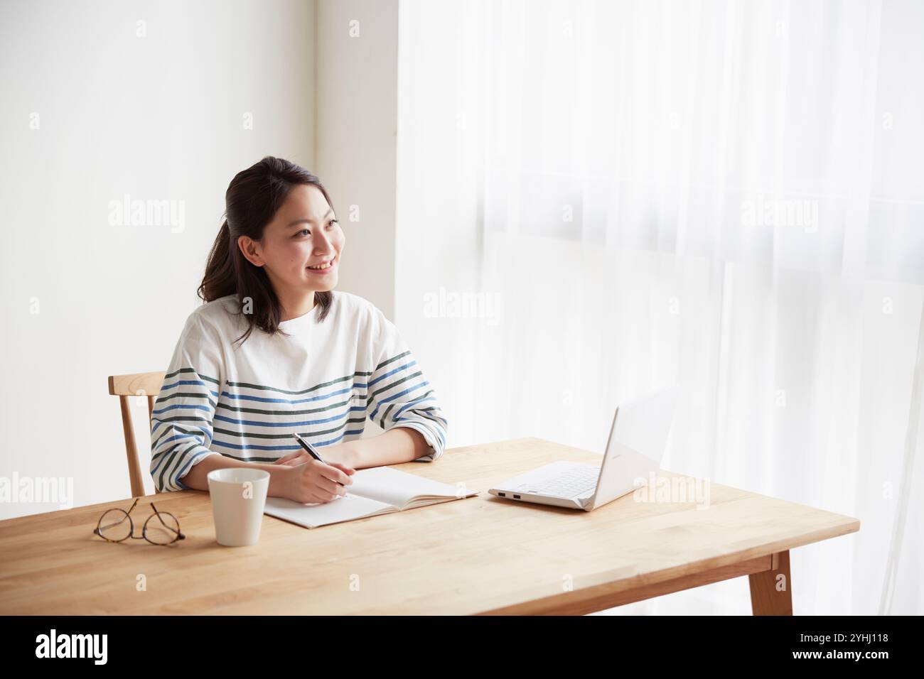 Entry note hi-res stock photography and images - Alamy