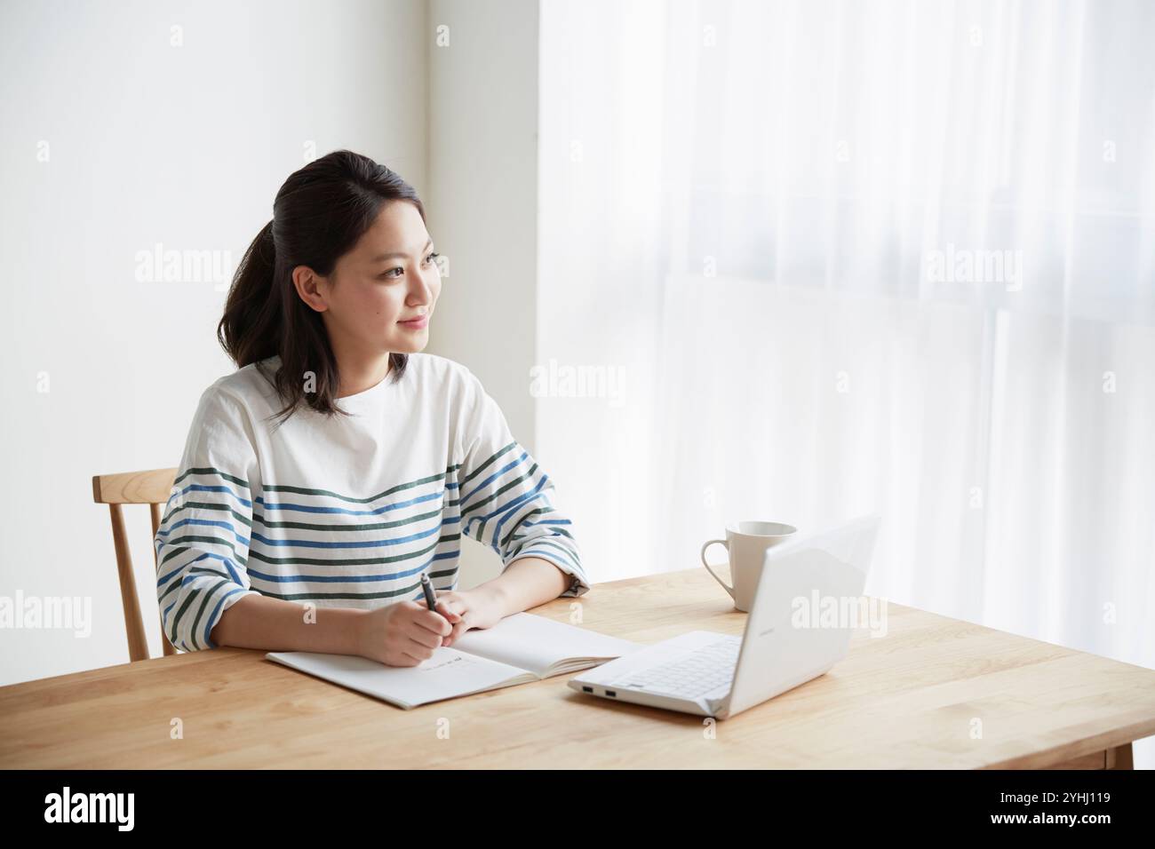 Student write notebook hi-res stock photography and images - Alamy