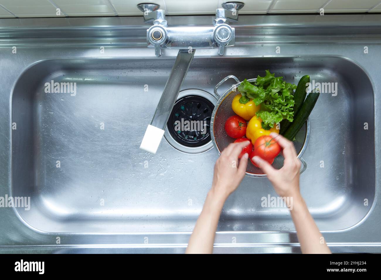 Vegetables in sink hi-res stock photography and images - Alamy